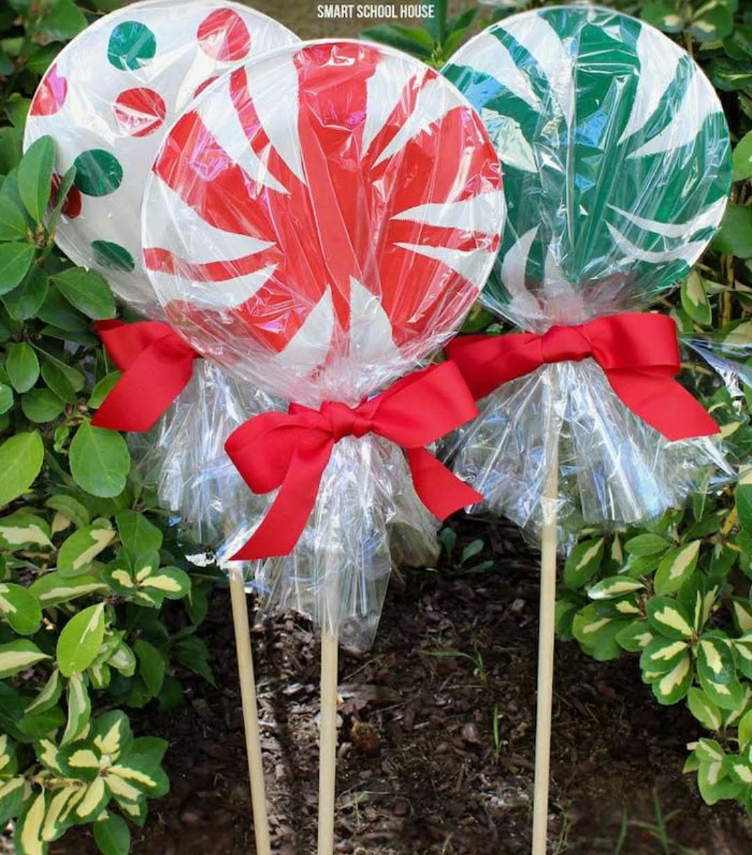 20 Cheap and Easy Outdoor Christmas Decor Ideas - Decor For A Dollar (2026)